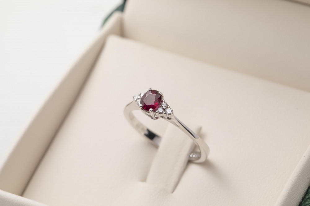 SORTIJA CON BRILLANTES Y RUBI