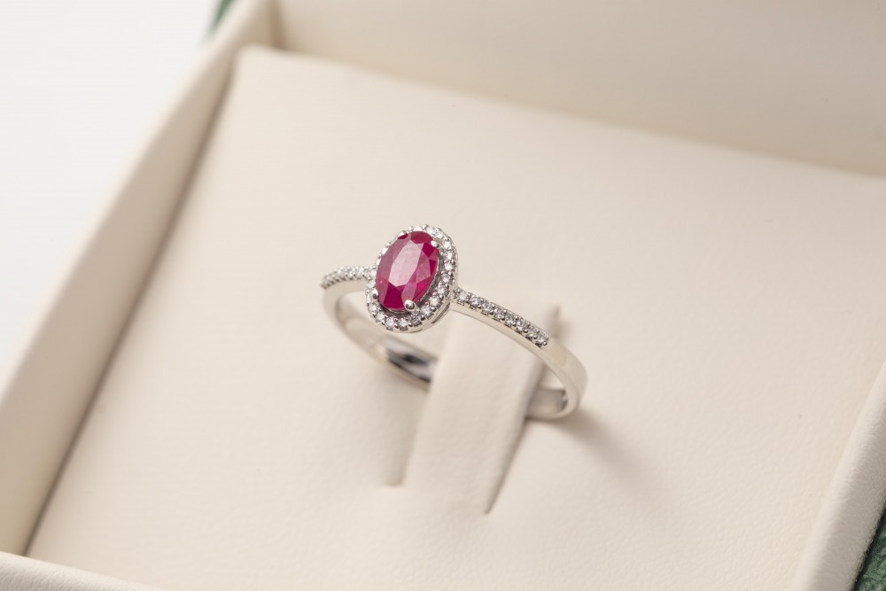 SORTIJA CON BRILLANTES Y RUBI