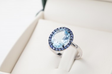 SORTIJA CON BRILLANTES, ZAFIROS Y SEMIPRECIOSA